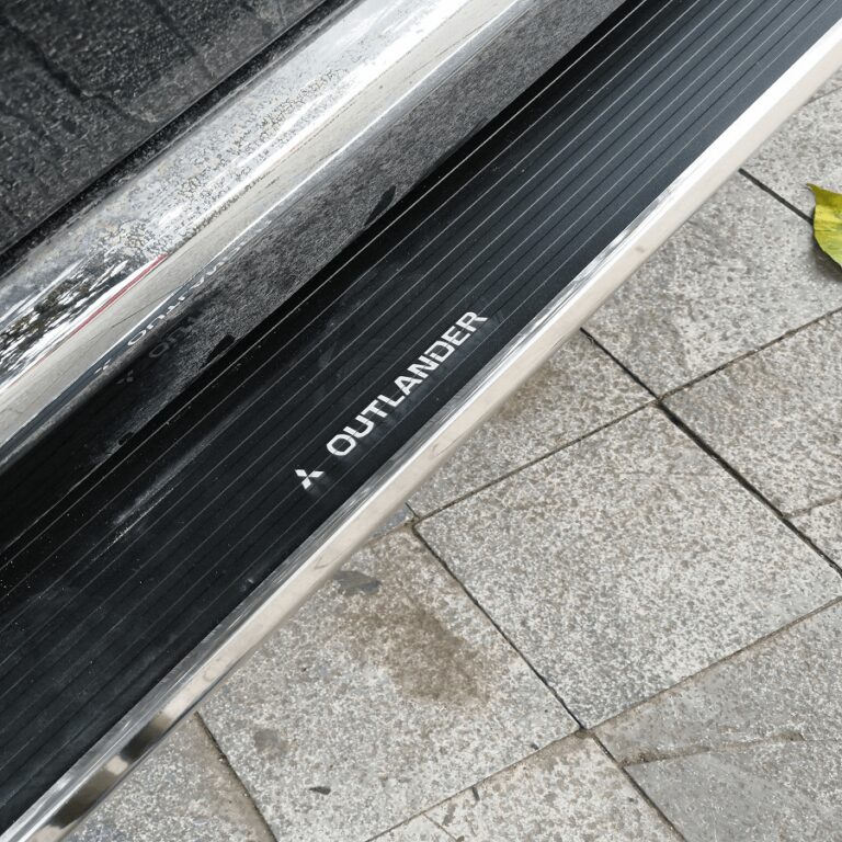 Bệ Bước Chân Mitsubishi Outlander Mẫu Cayenne (Miễn Phí Lắp Đặt Tận Nơi)